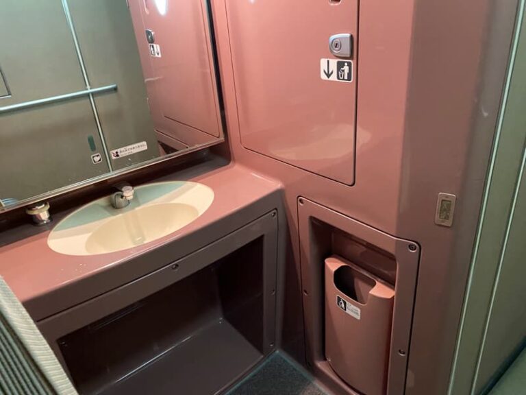 北陸新幹線のトイレはどこ？何号車にあるか・女性専用があるかも紹介 - 電車のしおり