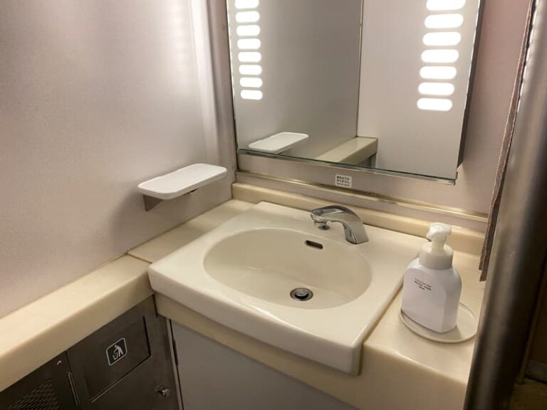 北陸新幹線のトイレはどこ？何号車にあるか・女性専用があるかも紹介 - 電車のしおり